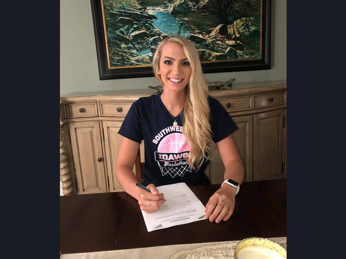 Hailey Tucker signs to begin professional career in Sweden